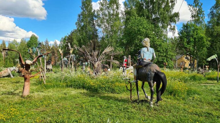 Alpon savanni | Veistospuisto lakeuksilla -Taidetta romusta
